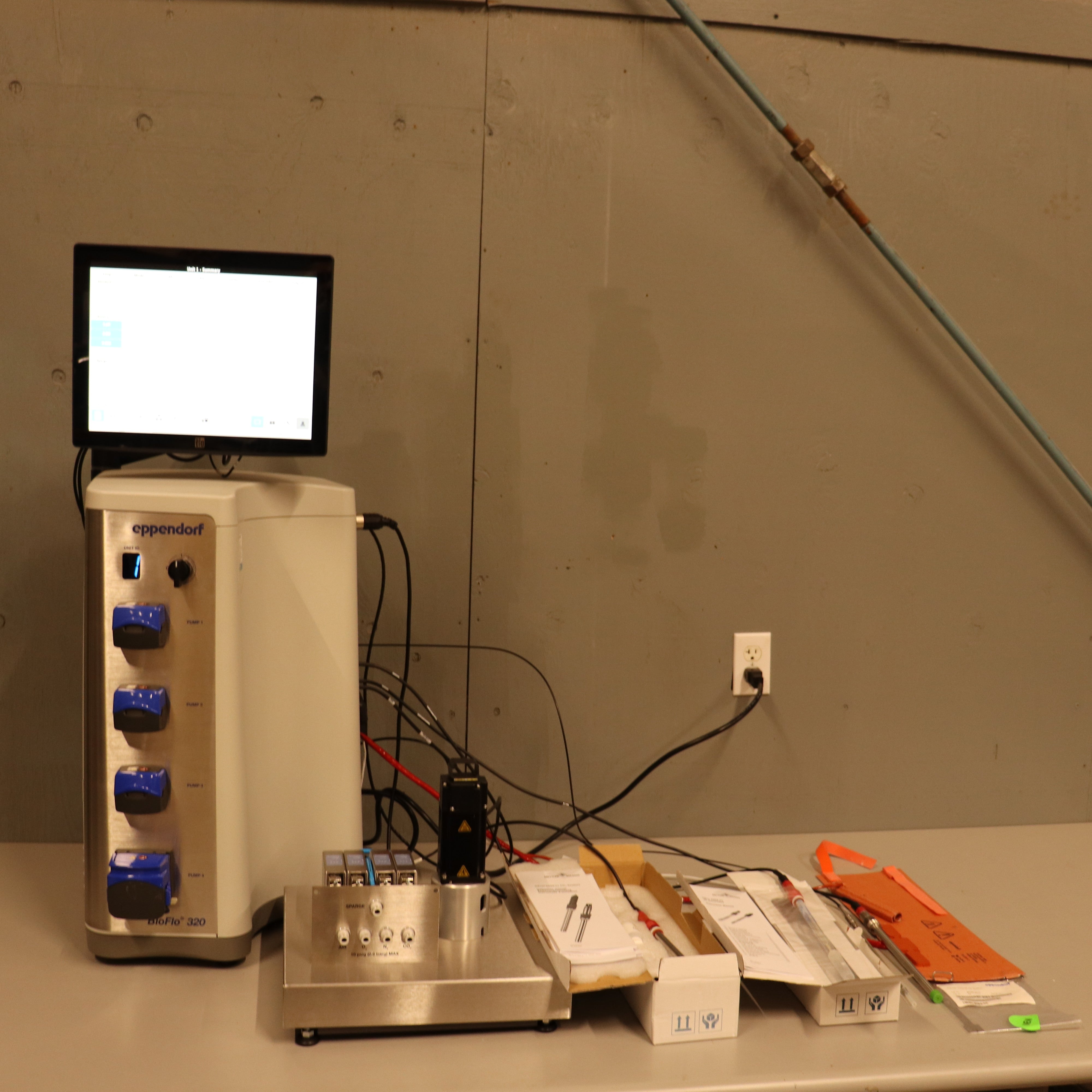 Eppendorf BioFlo 320 Bioprocess Control Station Fermenter Bioreactor