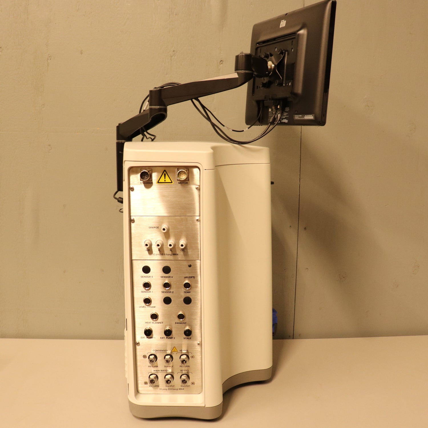 Eppendorf BioFlo 320 Bioprocess Control Station Fermenter Bioreactor