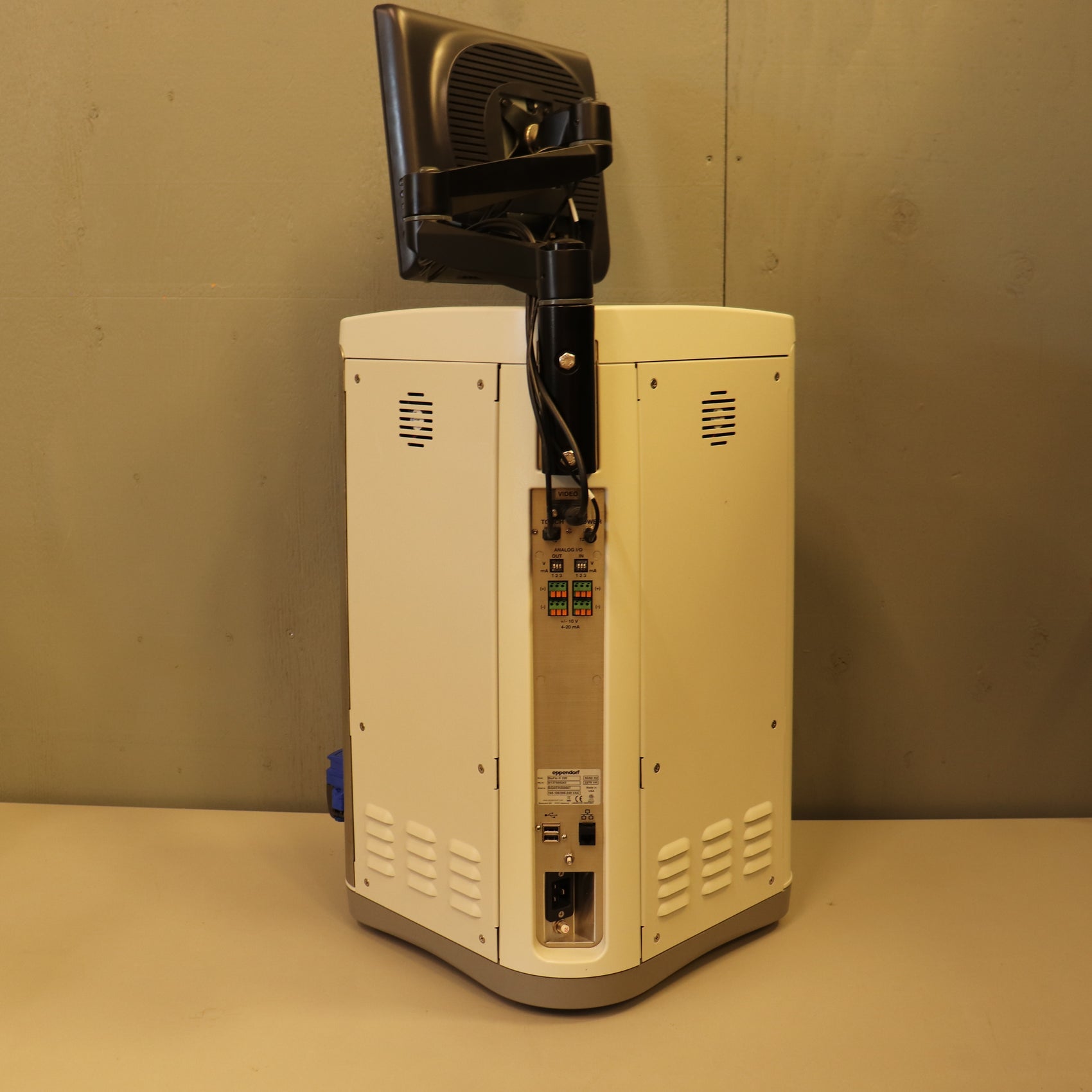 Eppendorf BioFlo 320 Bioprocess Control Station Fermenter Bioreactor