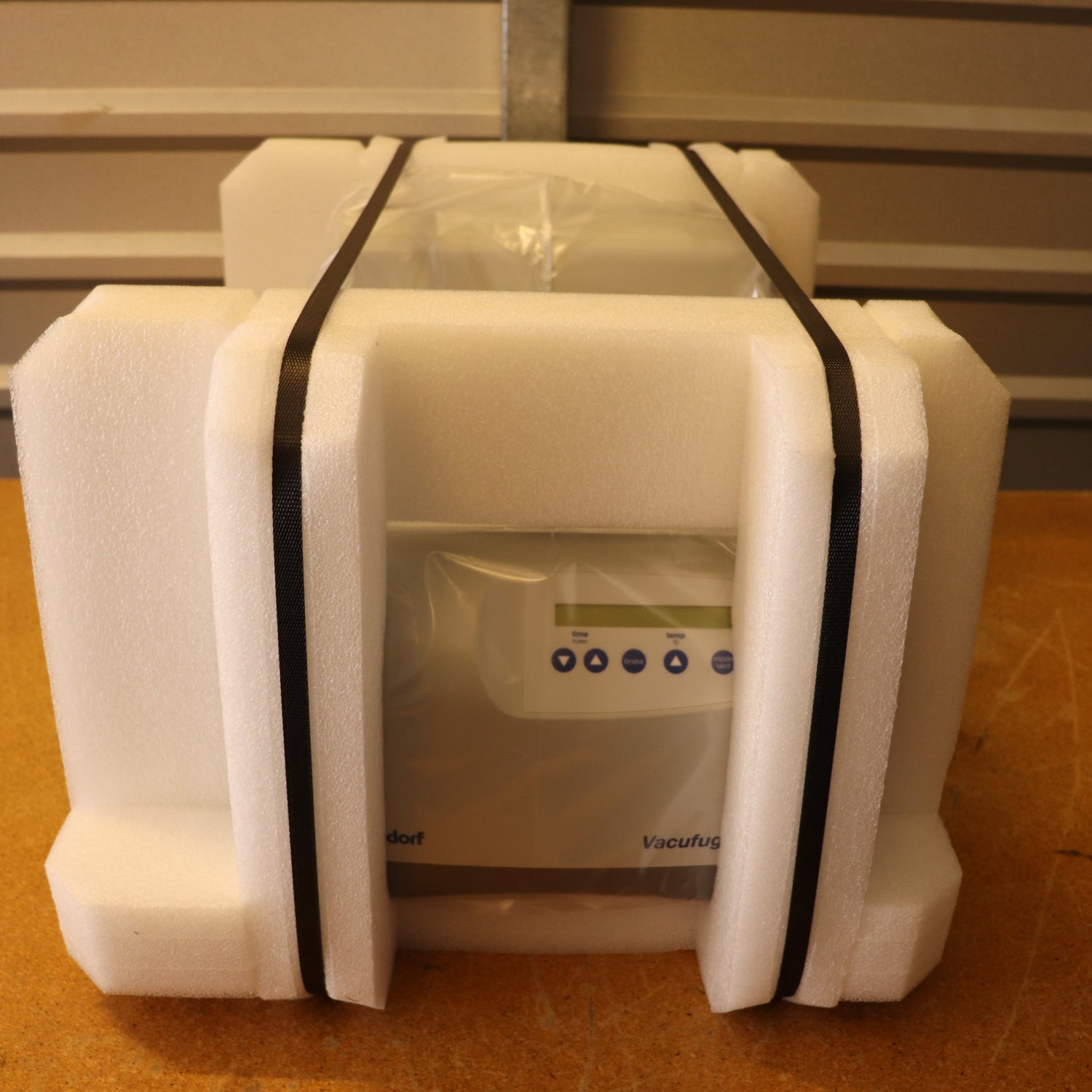 Eppendorf Vacufuge plus Centrifuge Concentrator with Rotor 5305 REF 02