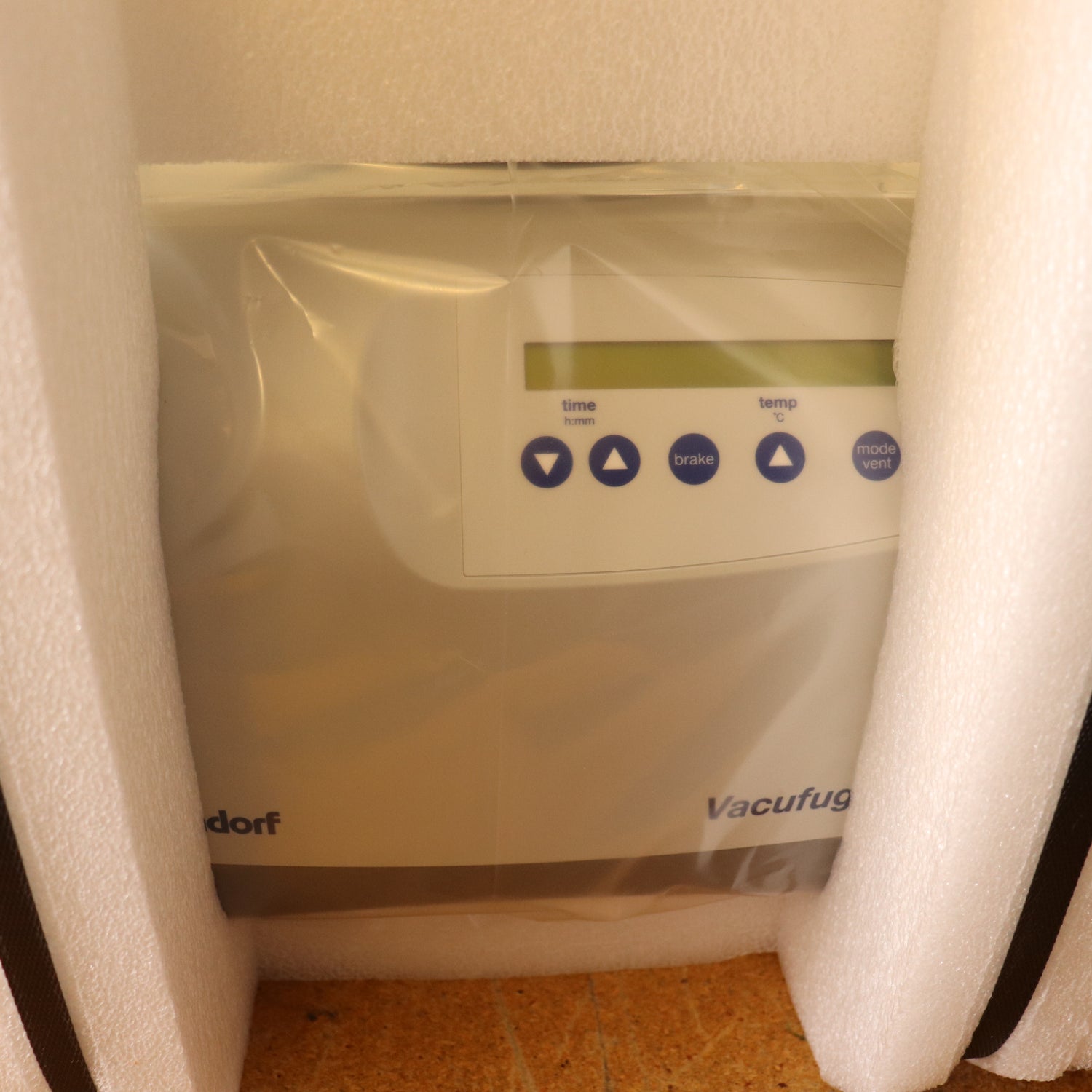 Eppendorf Vacufuge plus Centrifuge Concentrator with Rotor 5305 REF 02